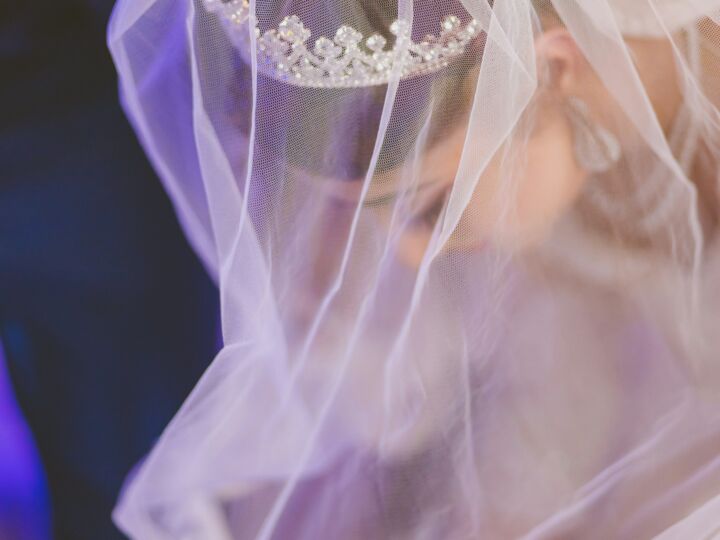 Les différentes façons de porter son voile de mariée durant les noces ...