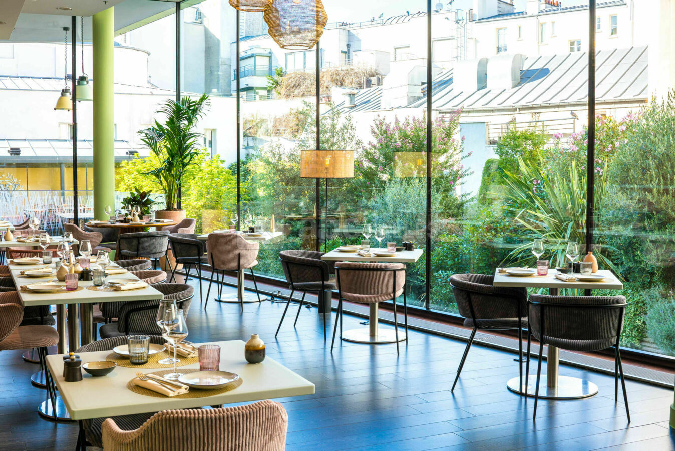 Renaissance Paris Arc de Triomphe - ABC Salles